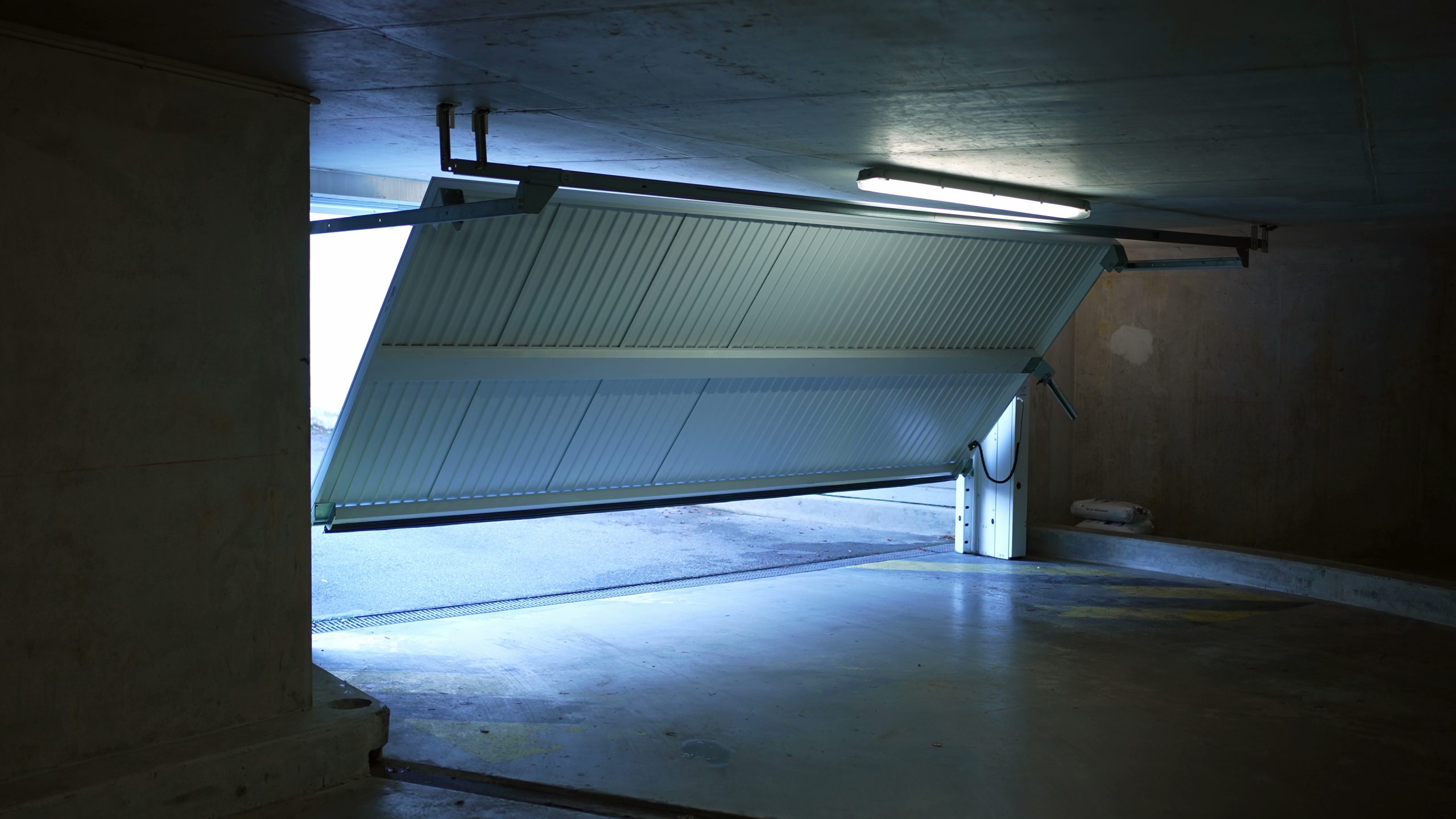 Porte de garage basculante en alu, PVC ou acier à Lyon